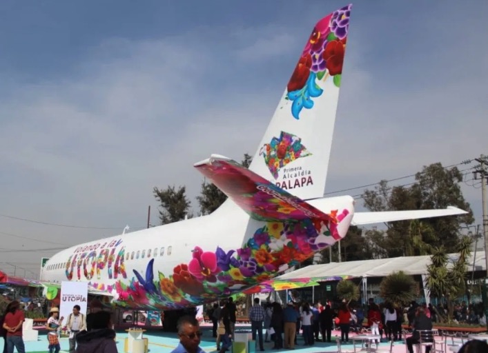 Une bibliothèque pour enfants et ados s'installe dans un Boeing 737 ...